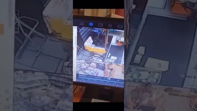 Одноногий грабитель взломал магазин «Дикси» в Петрозаводске и украл алкоголь