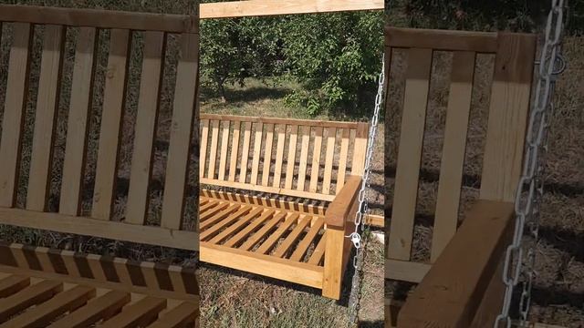 Садовые качели из дерева.