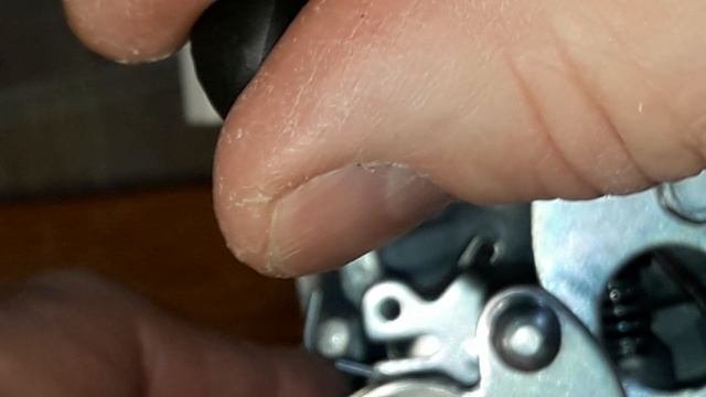 Откручиваем винт на  карбюратора ДААЗ 21073-1107010-00 ВАЗ 21213 Солекс