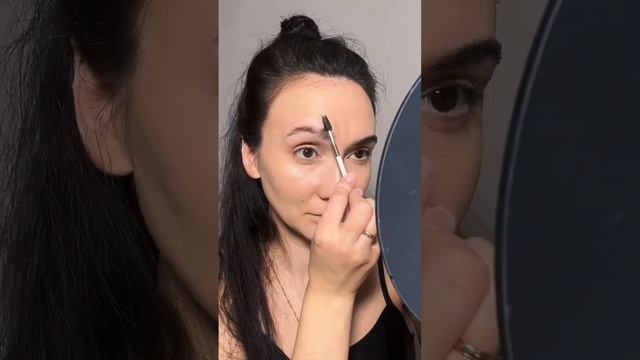 Не совсем поняла фишки фиксатора, учитывая что гель  Vivienne Sabo за  150 р делает то же самое ?