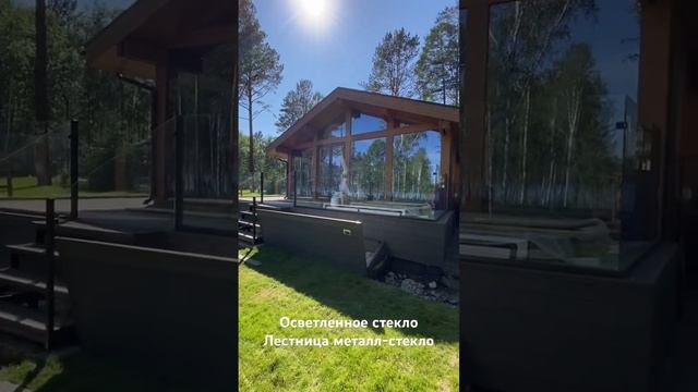Стеклянные ограждения на террасе из осветленного стекла и лестница из металла и стекла в Иркутске