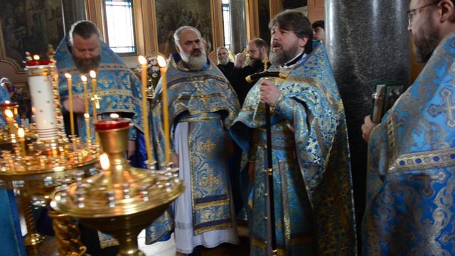 Братия Староладожского Никольского монастыря молятся перед Черниговской иконой Божией Матери.