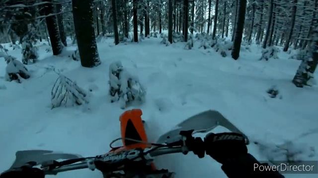 На мотоцикле по заснежанному лесу