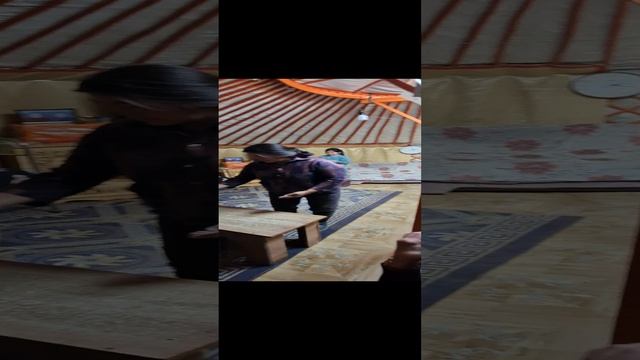 угощение в монгольской юрте