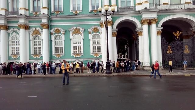 Очередь в кассу эрмитажа в Санкт Петербурге
