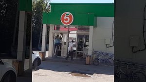 Уборщица пятёрочки моет дверь магазина. Саратов.