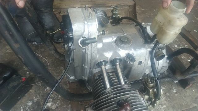 Запустили двигатель мотоцикла Урал после ремонта