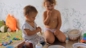 Сами балуются.. малыши на кухонном столе