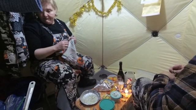 Ловля корюшки в Новогоднюю ночь. Встречаем НГ на рыбалке.. Губа Кислая. оз. Имандра..mp4