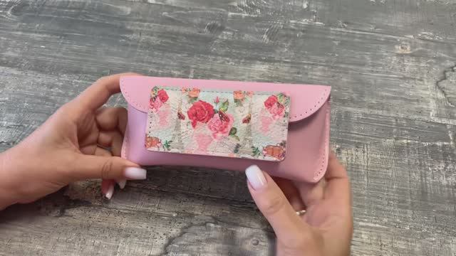Розовый женский футляр для очков из кожи с Парижем и розами. Практичный подарок для мамы