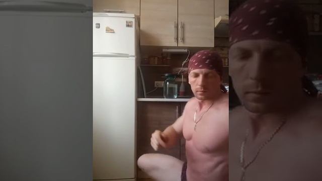 подъем 3-х литровой банки с +5 кг блины от штанги