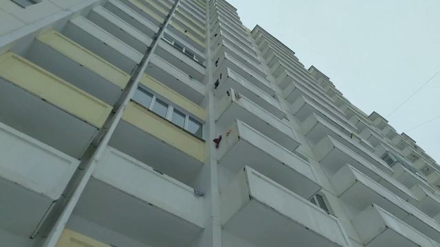 выбросили одежду с балкона  на суворовском