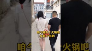 小夥追我閨女又送茶葉又送糖的，不知道看上閨女哪一點了，一定是隨我！【表姐表姐】