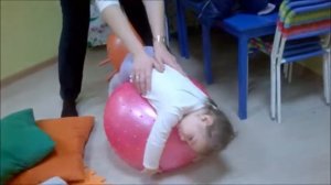 Занятия с ребенком на фитболе