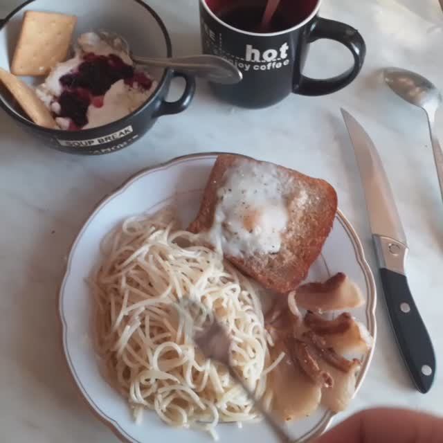 Яйцо на гренке и спагетти с беконом