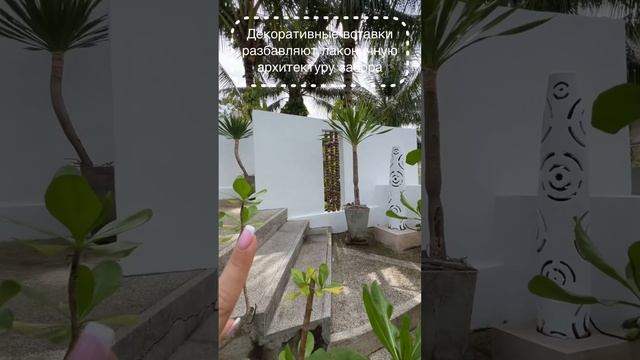 Ландшафтное освещение забора или как забор может украсить сад вечером.