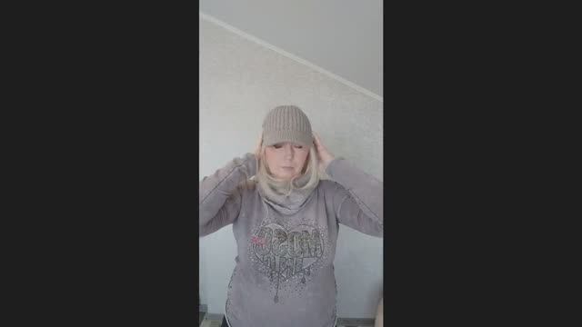 Капюшон + кепка. Стильная парочка.