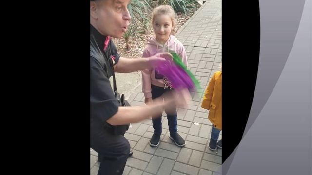 Фокусы на улицах Лазаревского - дети завязывают и развязывают платочки...