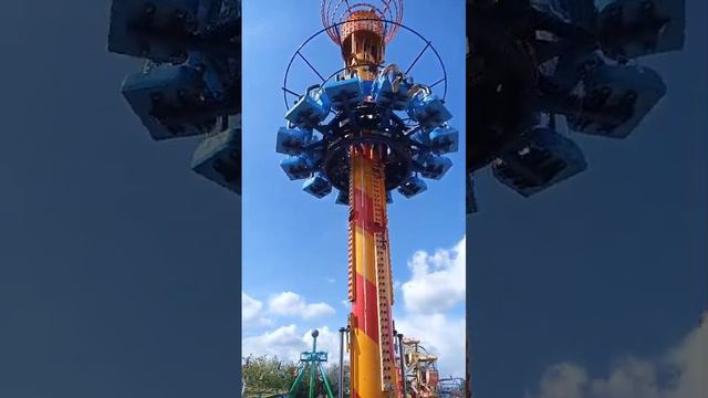 катаюсь на аттракционе башня падения ракета в парке сказка
