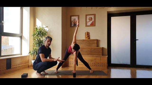 Скручивание в Прасарита Падоттанасане. Как выполнить позу безопасно