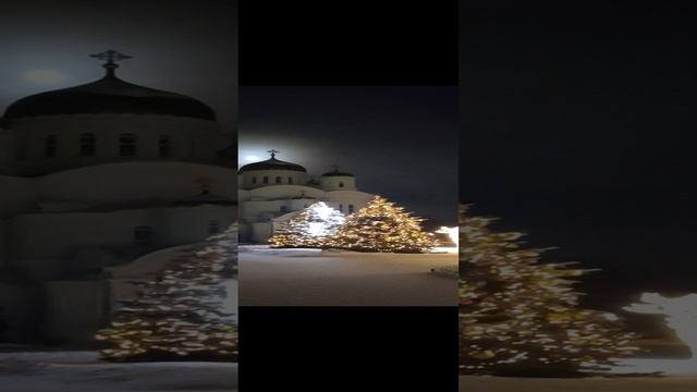 Луна над собором