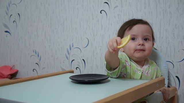 Вера 10мес пробует лимон.mp4