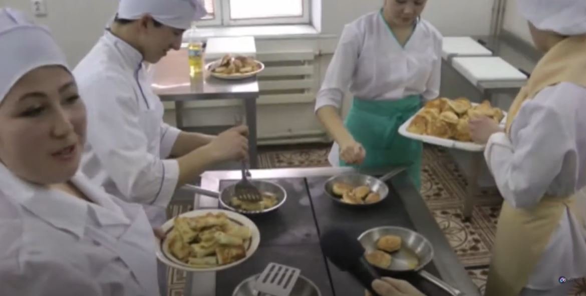 Будущие кондитеры в Джанкое накормили весь свой лицей.mp4