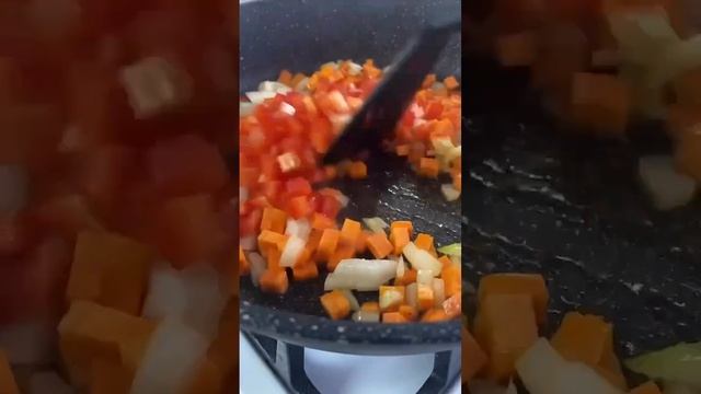 Рис с курицей и овощами в духовке