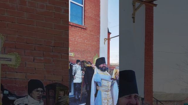 Крестный ход после службы в храме Косьмы и Домиана в Красном Яре в Вербное воскресенье 9.04.23г..