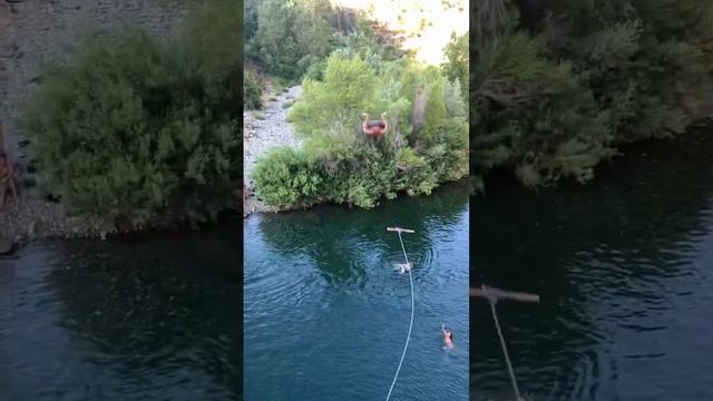 Крутой прыжок в воду с тарзанки