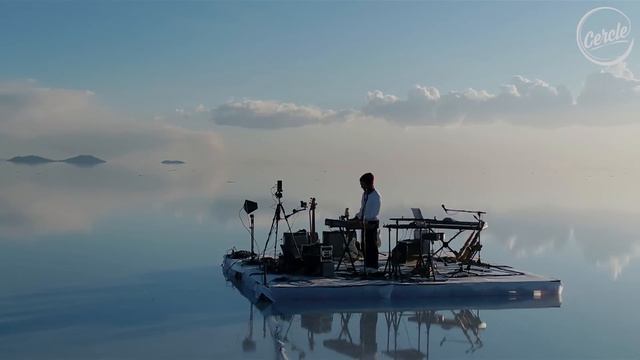 FKJ live at Salar de Uyuni in Bolivia for Cercle  (VEVAL)
