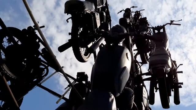 Стая черных ИЖей улетает ввысь