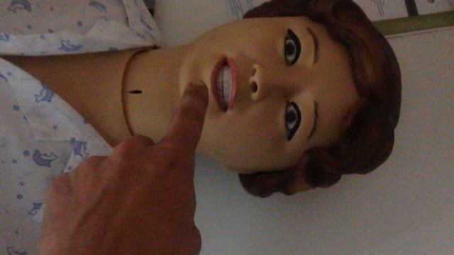 Присунул телочке в рот и провел по губам