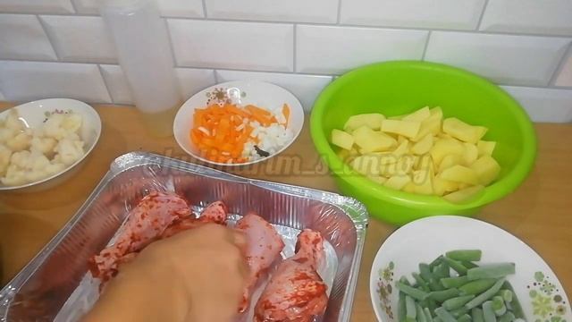 Курица с картошкой и овощами в духовке.
