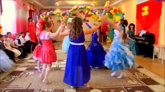 Танец с цветочными дугами  в детском саду.mp4