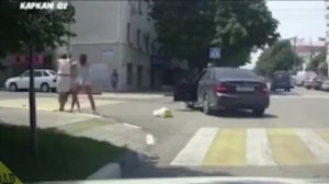 Девушки устроили бойню на дороге
