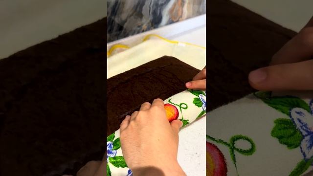 Рулет "Сникерс" с карамельной начинкой