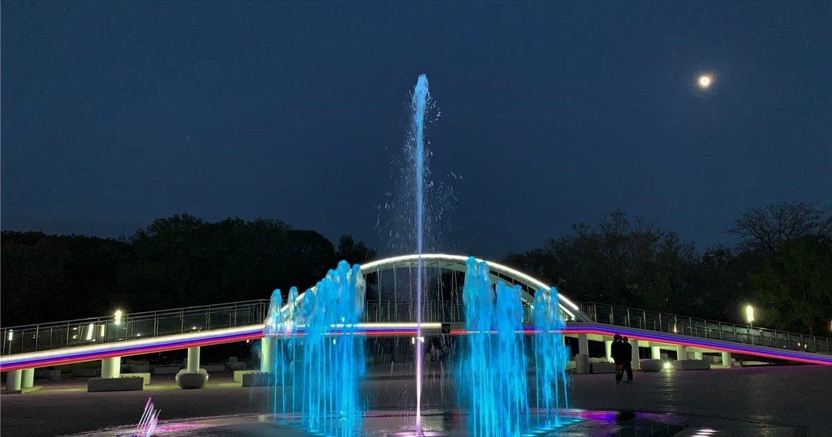 Светомузыкальный фонтан в Комсомольском парке Керчи.