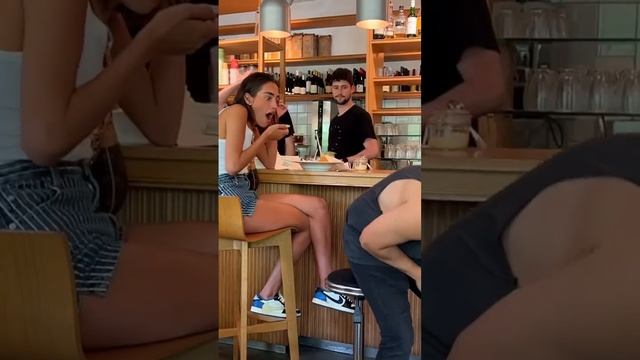 Ее реакция! ? Забавный розыгрыш со сломанным стулом!