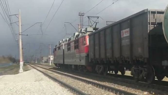 Электровоз ВЛ80с №2043 с грузовым поездом следует по станции Нижний Новгород Сортировочный