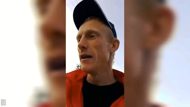 Парень на приколе, что у него в голове...?