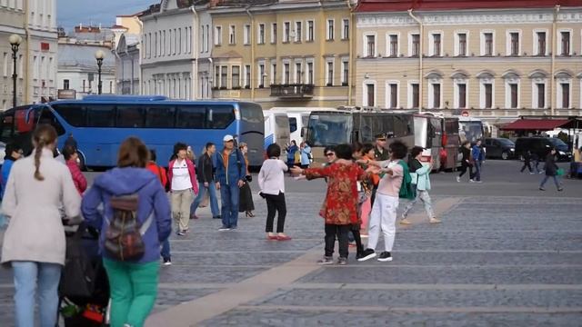 Тайцы и китайцы на Дворцовой площади.