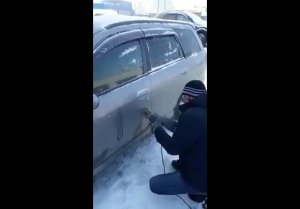 Как открыть машину, если захлопнулась дверь
