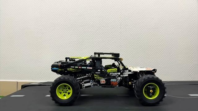 Лего машинки...Автомобиль Lego перепрыгивает через маленькие машинки