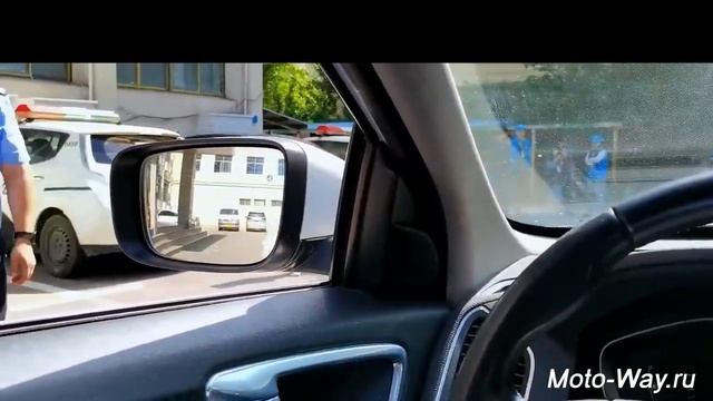 Слепые зоны водителя автомобиля.
Водители не видят мотоциклистов в этих зонах!