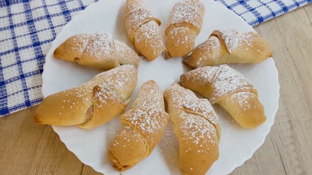 Яблочные рогалики.