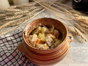 Горшочки с индейкой и овощами.