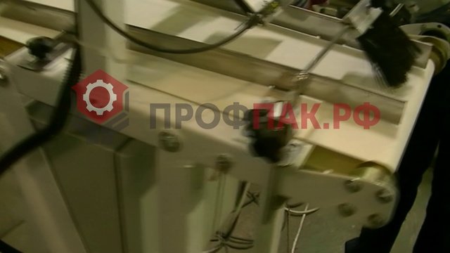 Автоматы для наклейки этикетки в исполнении с собственным мини транспортером