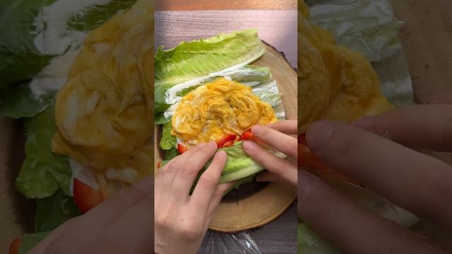 Ролл из листьев салата