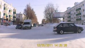 Белебей. На запрещающий сигнал светофора